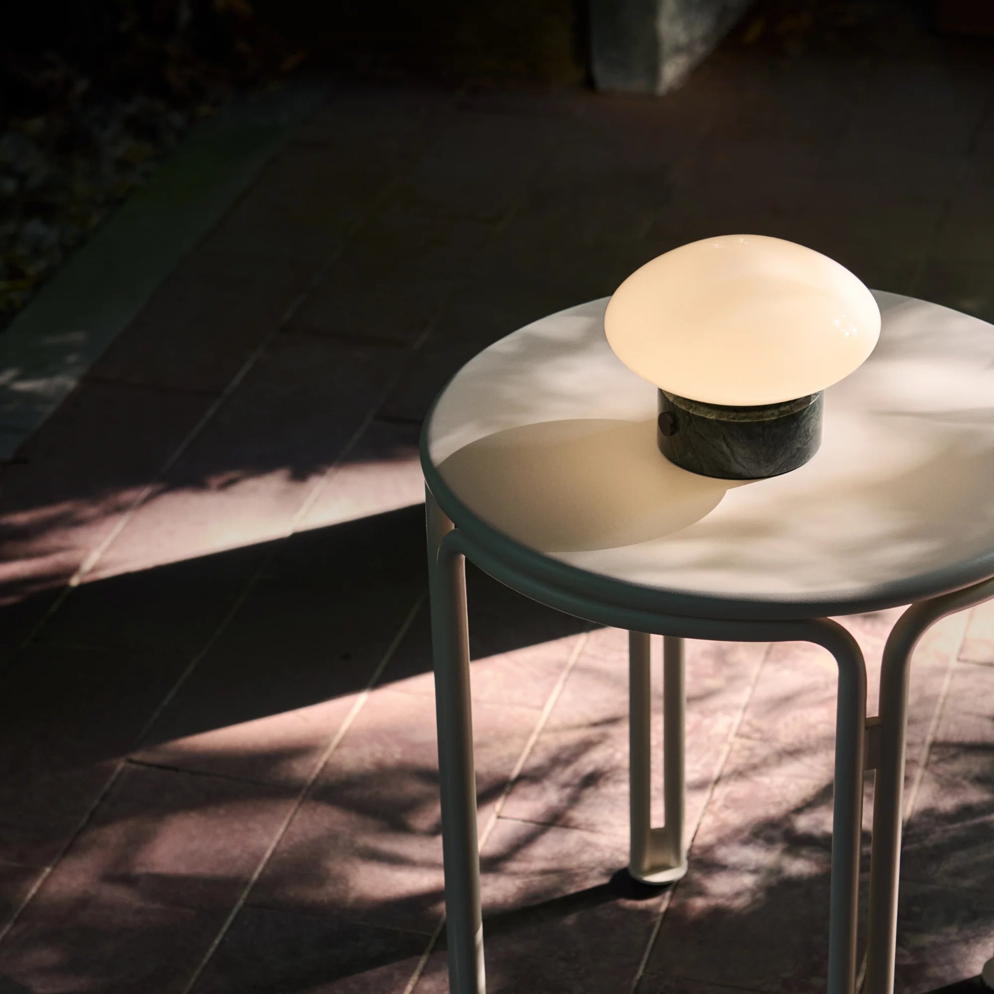andTradition - Mist AP21 Portable Table Lamp - Verde Guatemala – Designitch